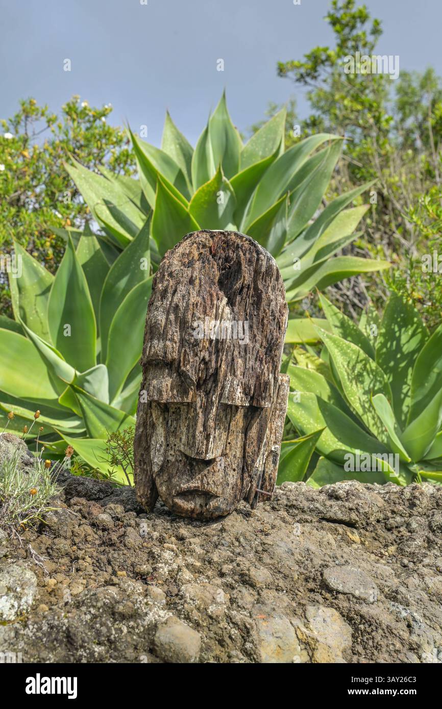Geschnitzte Maske am Wanderweg bei Don Pedro, La Palma, Spanien ...