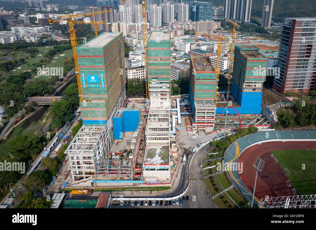 (250422) -- SHENZHEN, April 22, 2025 (Xinhua) -- An aerial drone photo ...