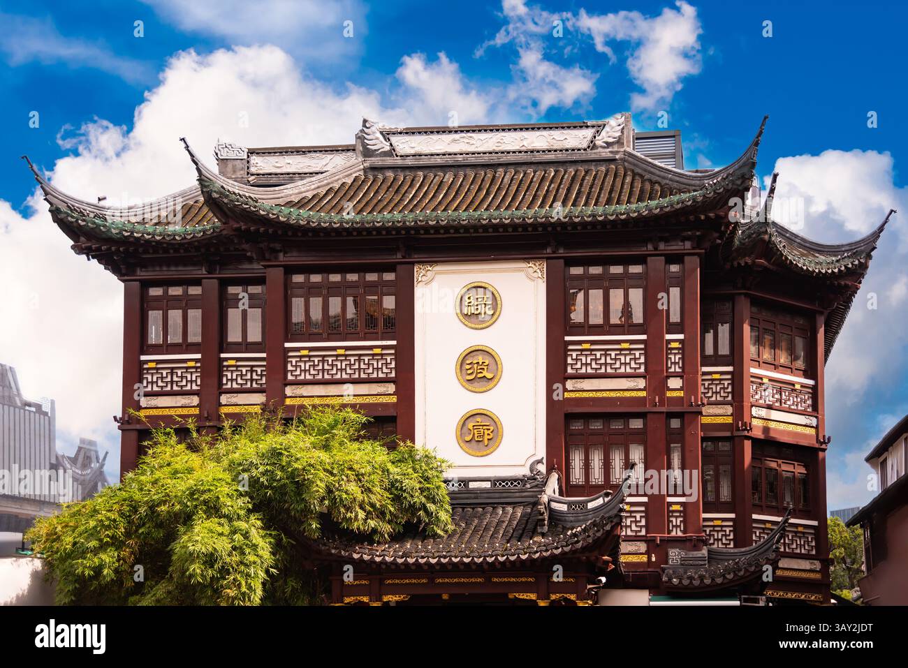 Traditional chinese architecture in Shanghai, China Stock Photo - Alamy