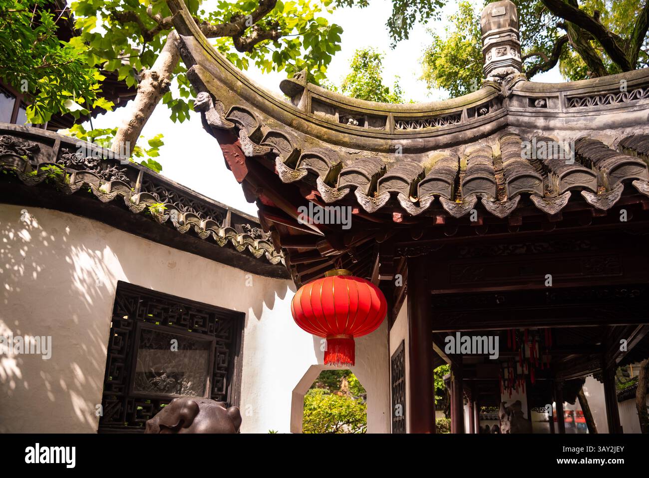 Traditional chinese architecture in Shanghai, China Stock Photo - Alamy