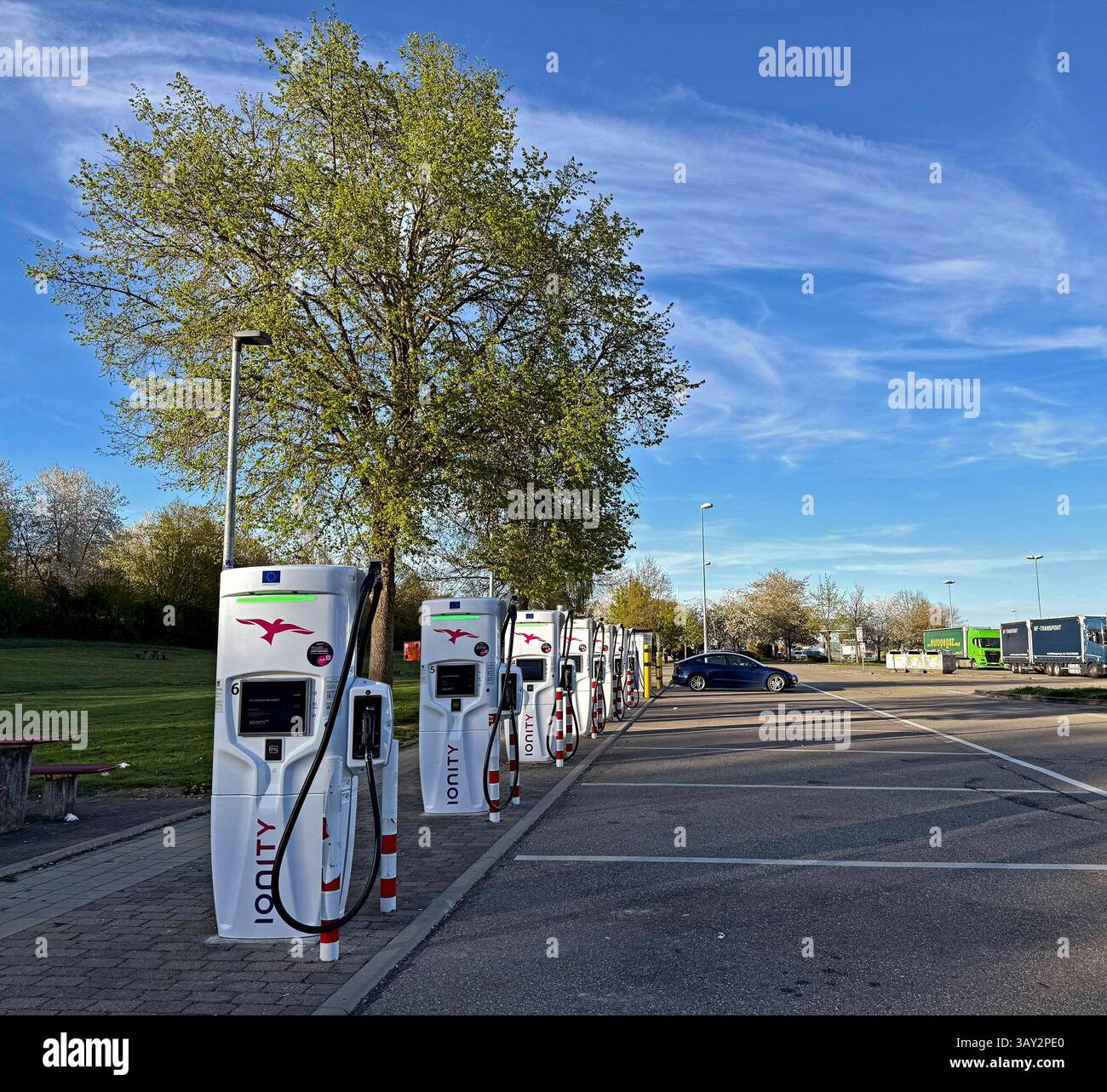 22.04.2025, Elektroauto-Ladesäulen von IONITY an der Raststätte Lonetal ...