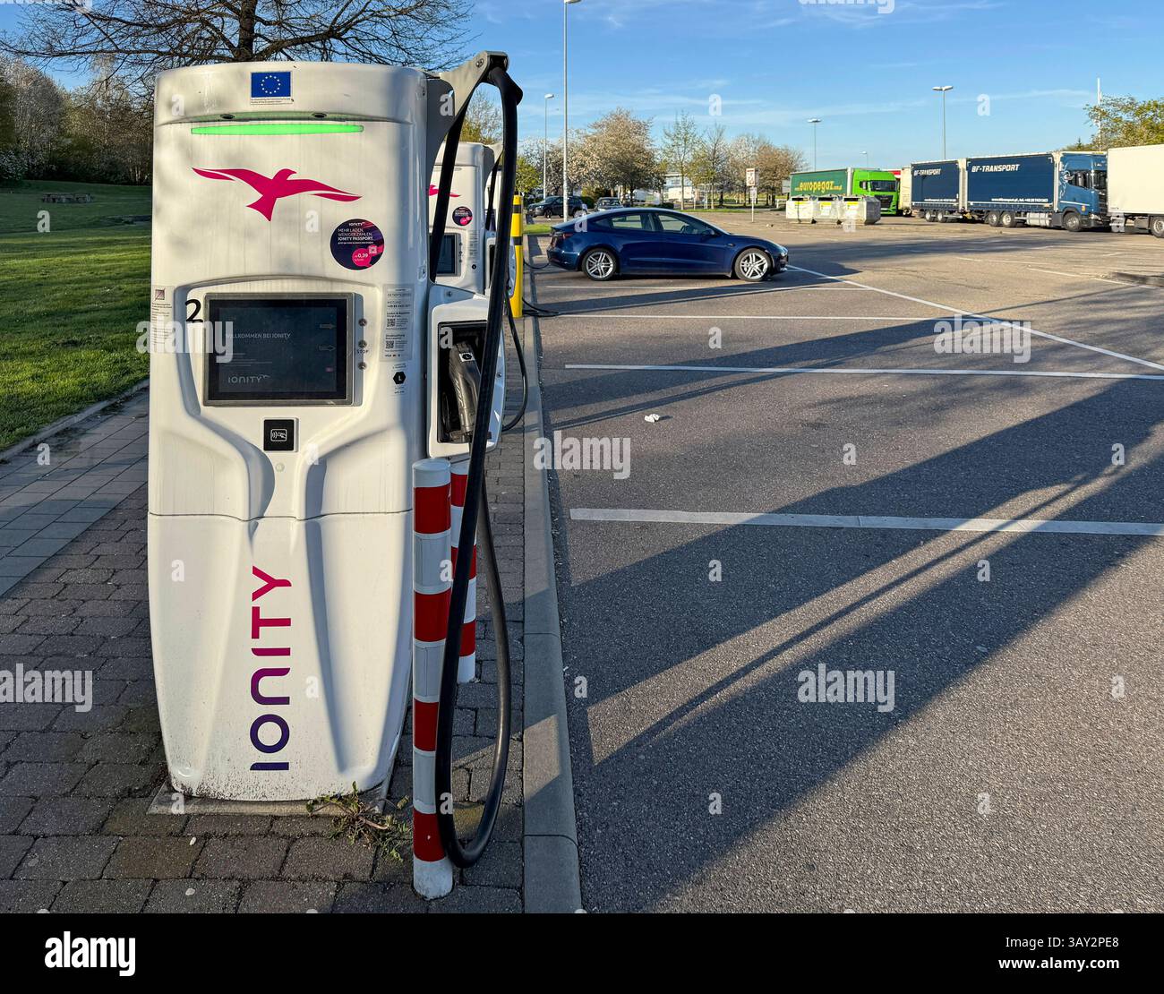 22.04.2025, Elektroauto-Ladesäulen von IONITY an der Raststätte Lonetal ...