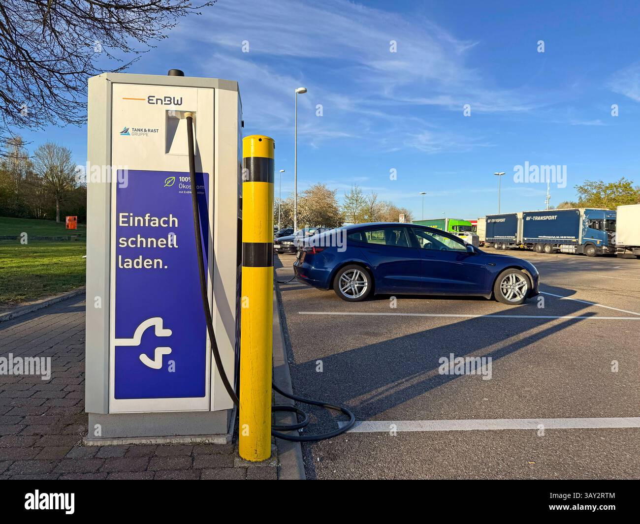 22.04.2025, Elektroauto-Ladesäulen von EnBW an der Raststätte Lonetal ...