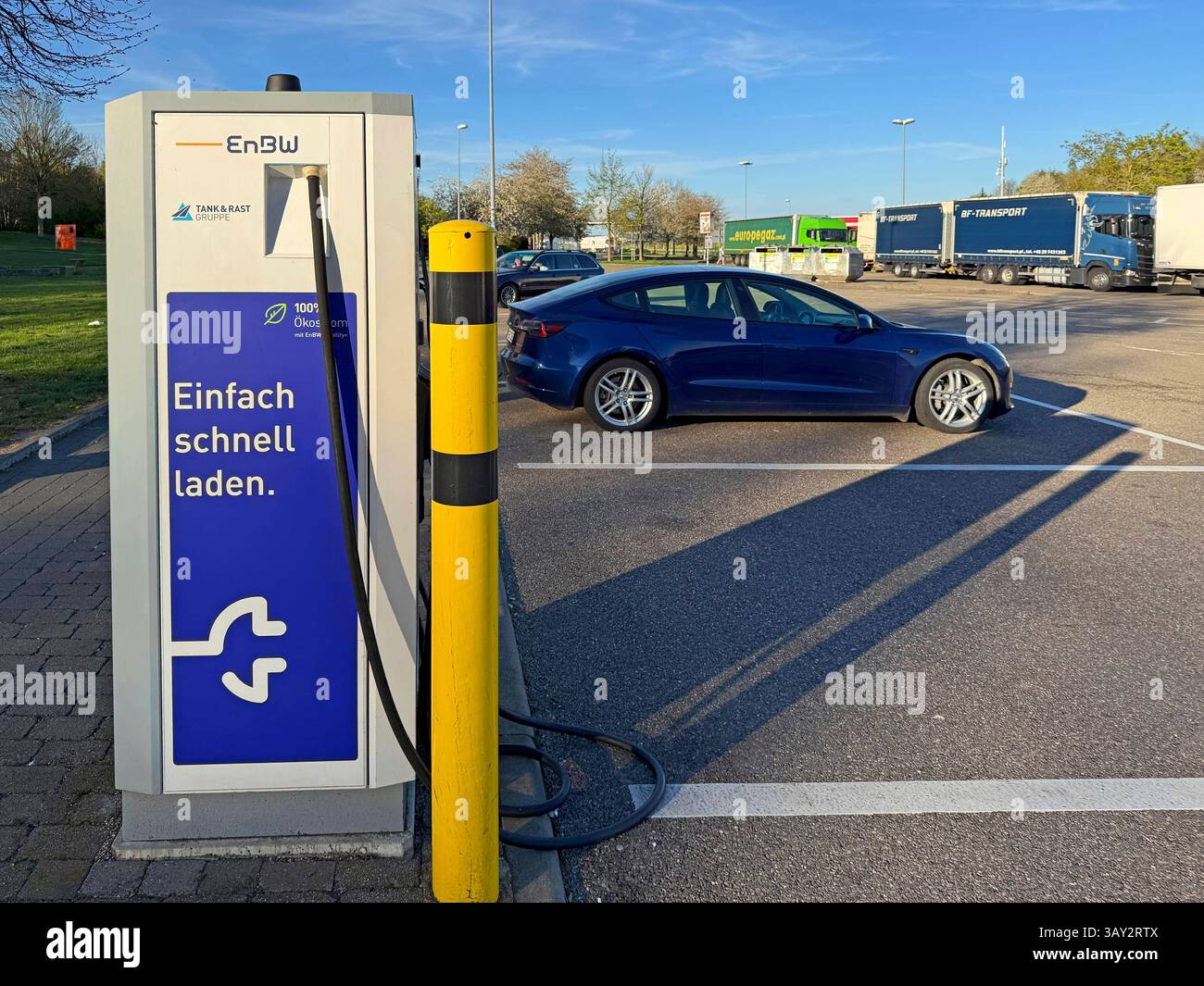 22.04.2025, Elektroauto-Ladesäulen von EnBW an der Raststätte Lonetal ...