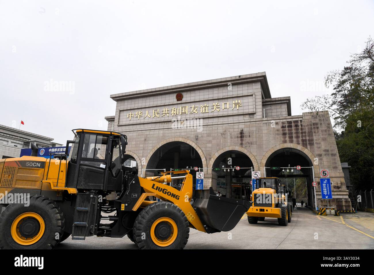 (250422) -- NANNING, April 22, 2025 (Xinhua) -- Loaders for export to ...