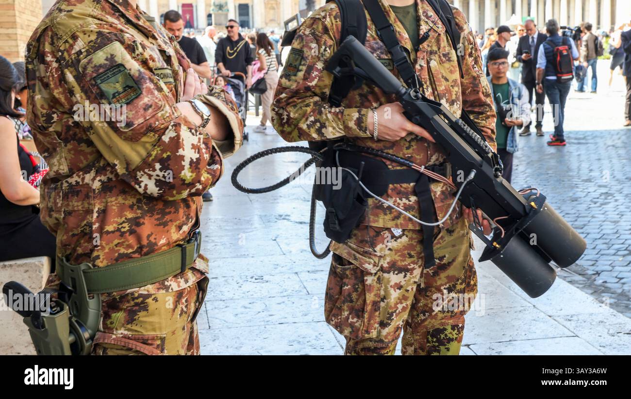Vatikanstadt, Vatican. 22nd Apr, 2025. Italian soldiers with a drone ...