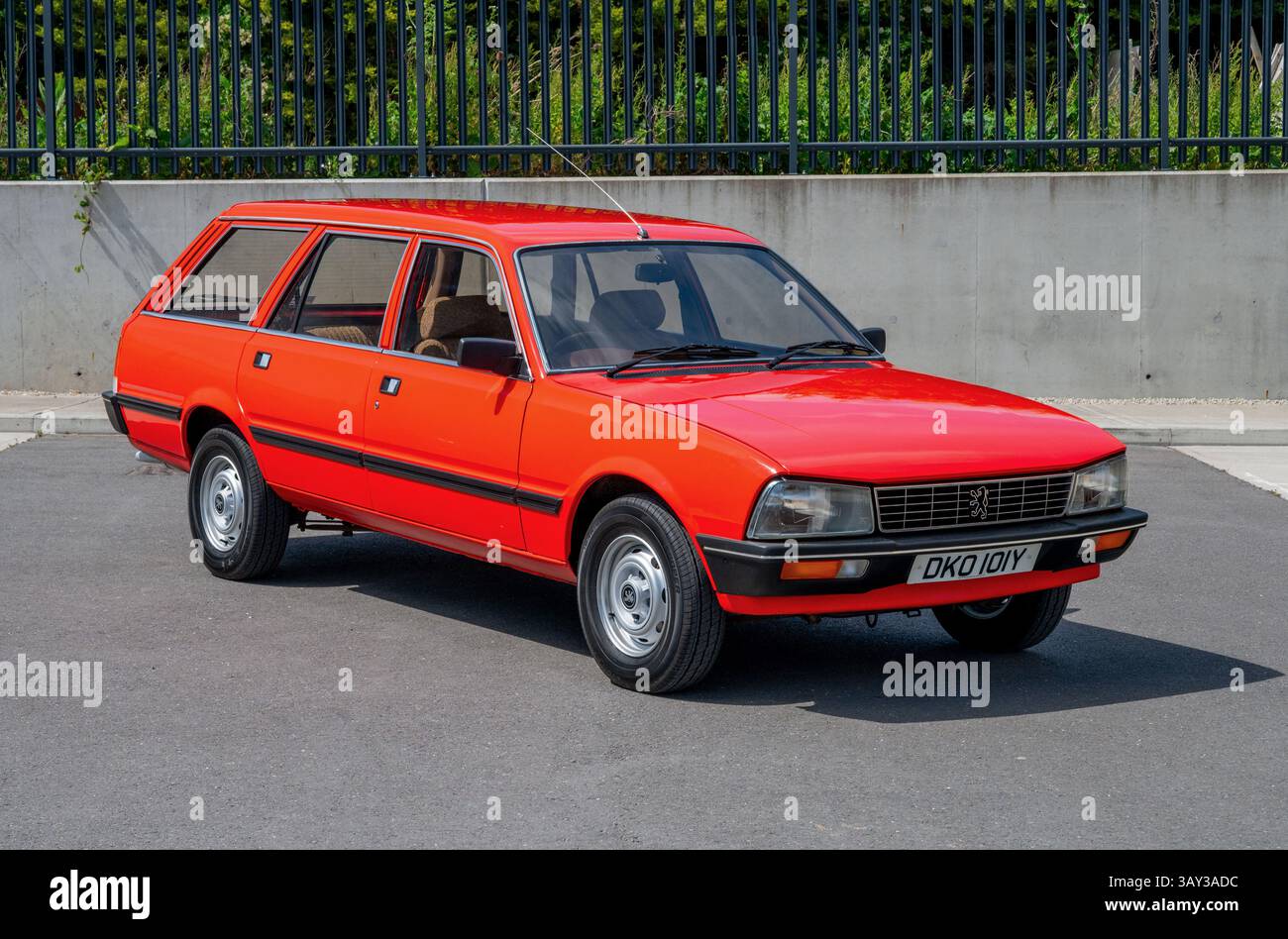 1982 Peugeot 505 estate classic French car Stock Photo - Alamy