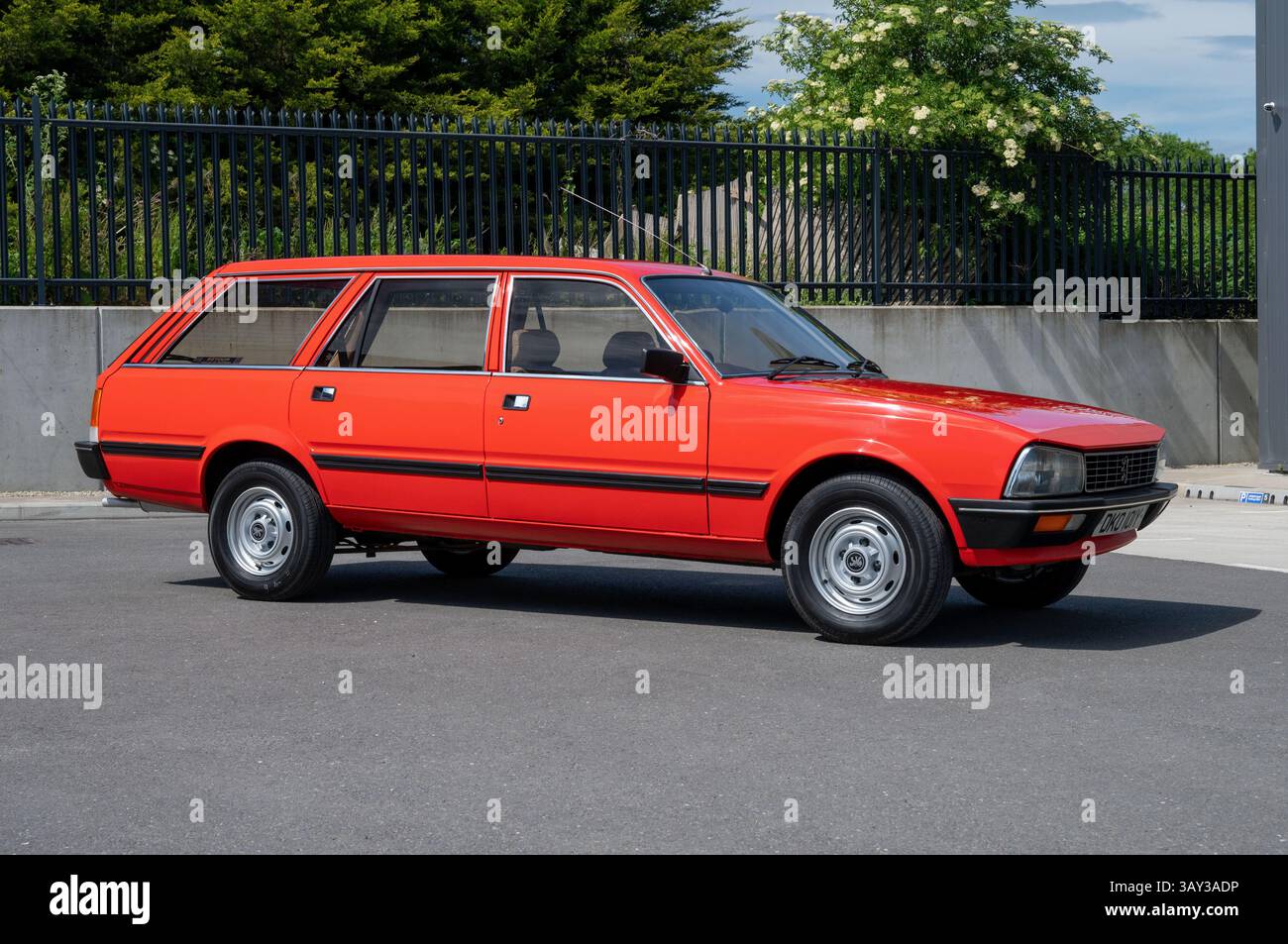 1982 Peugeot 505 estate classic French car Stock Photo - Alamy