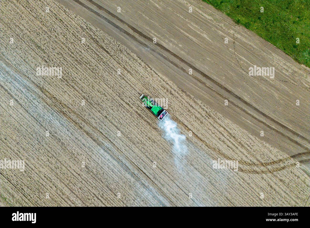 Traktor auf Feld bringt Kalk aus Luftbild von von einem Traktor auf dem ...