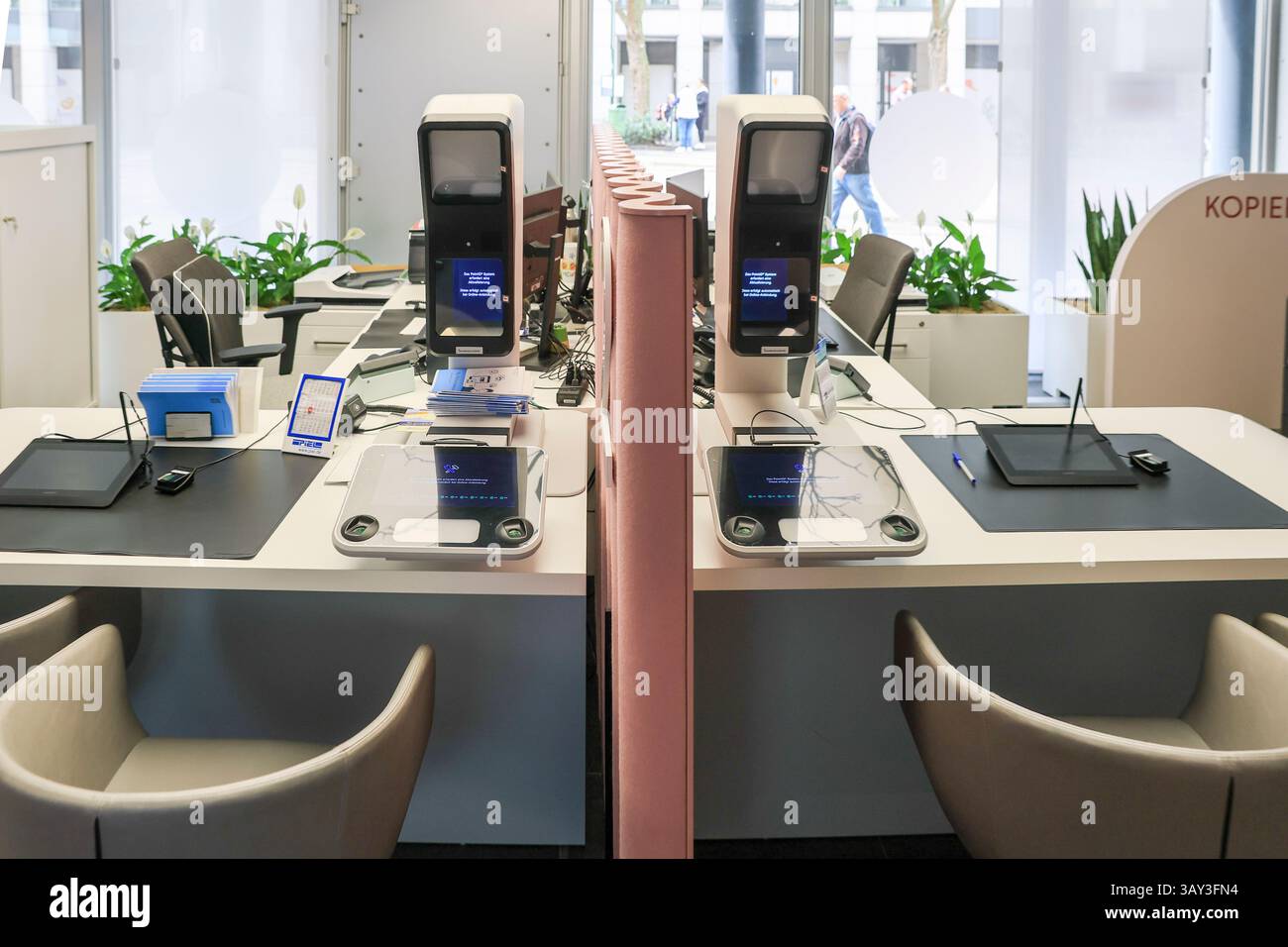 22 April 2025, Saxony-Anhalt, Dessau-Roßlau: View of the citizens ...