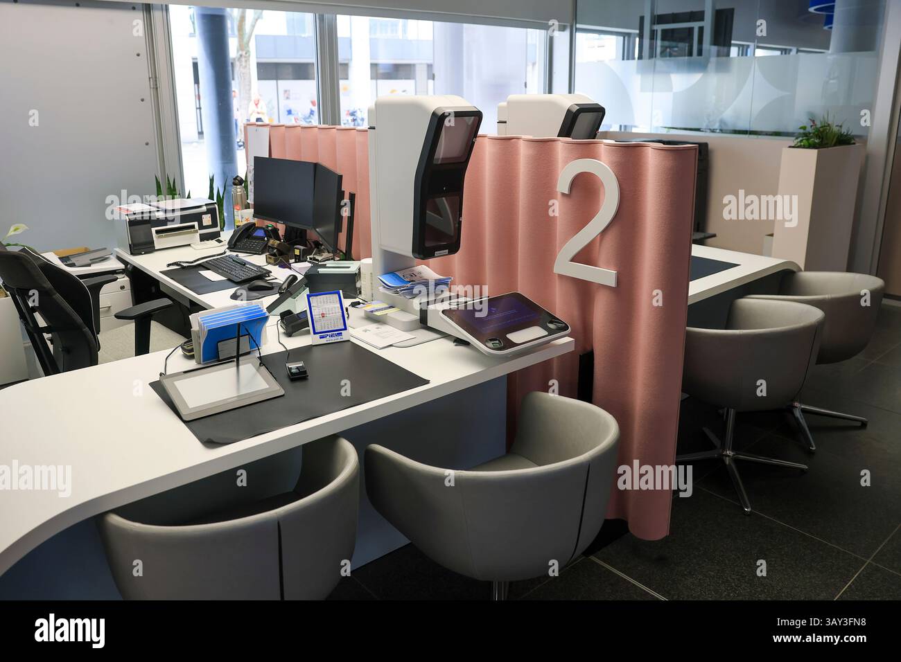 22 April 2025, Saxony-Anhalt, Dessau-Roßlau: View of the citizens ...