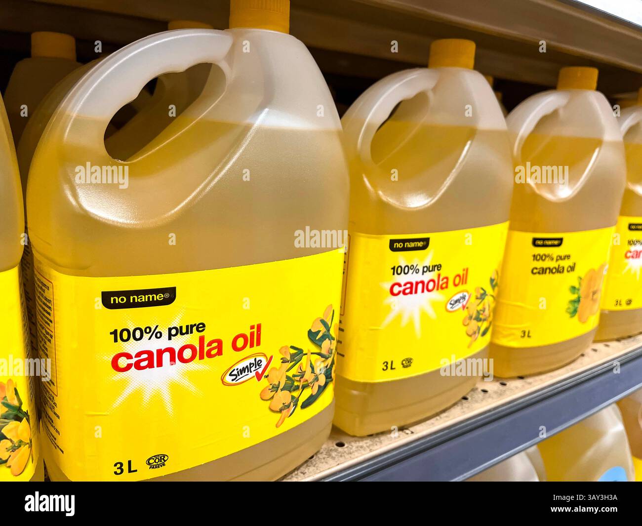 Canola oil grocery store hi-res stock photography and images - Alamy