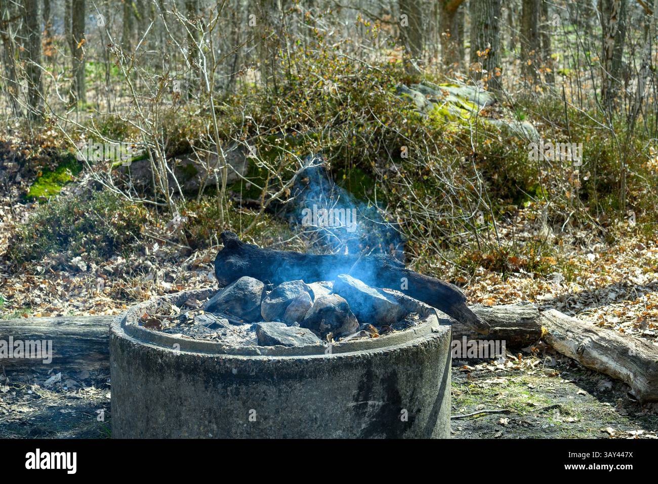 Campfire sits in stone hi-res stock photography and images - Alamy