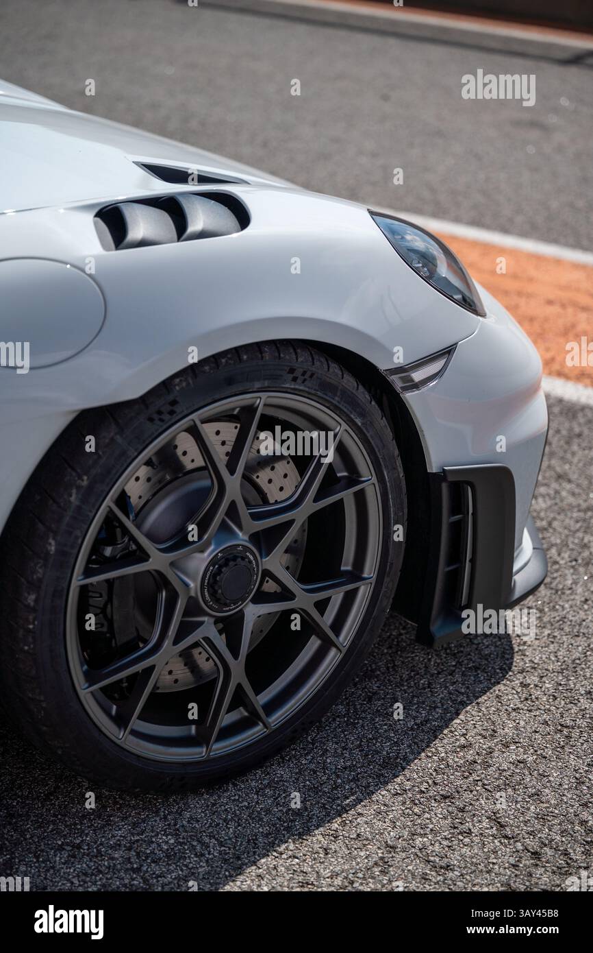 Detailed close-up of a high-performance sports car’s wheel and brake ...