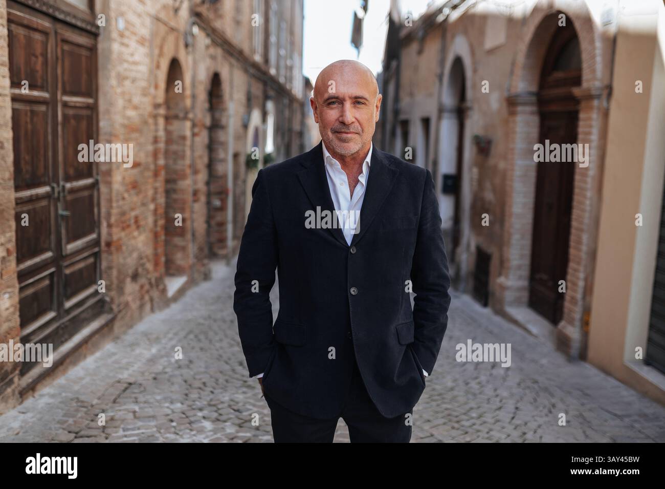 Man stands on cobblestone street hi-res stock photography and images ...