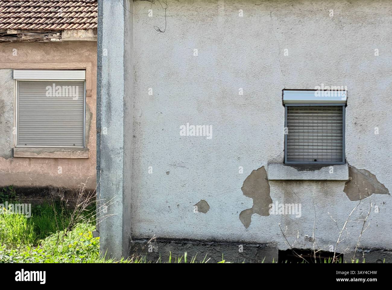 View wall two windows hi-res stock photography and images - Alamy