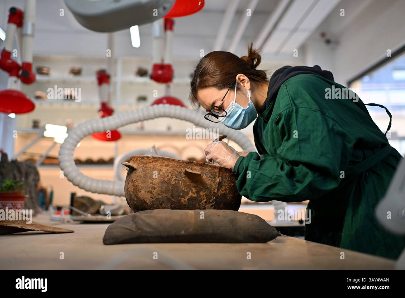 (250422) -- DATONG, April 22, 2025 (Xinhua) -- Sun Lina, a staff member ...