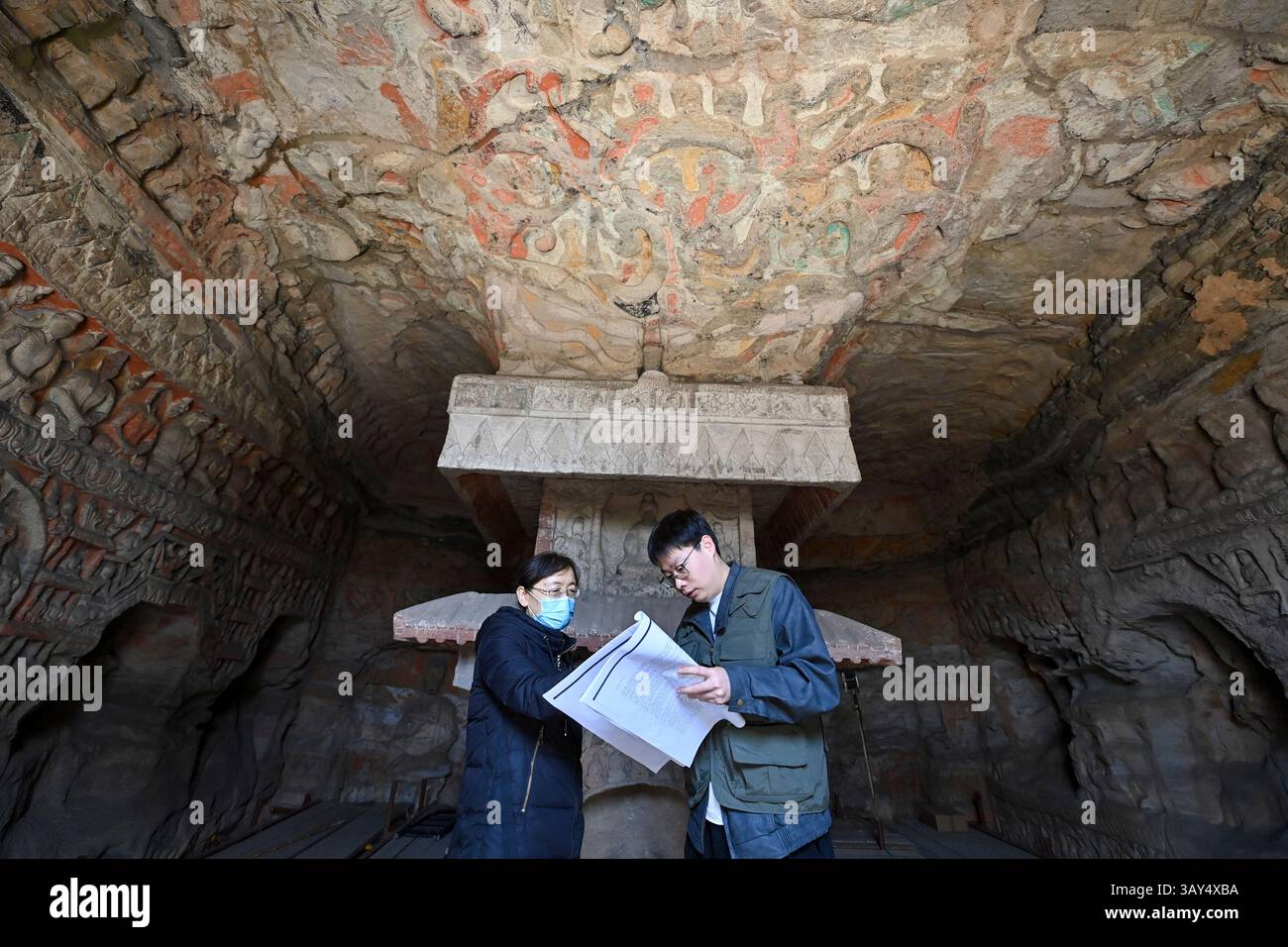 (250422) -- DATONG, April 22, 2025 (Xinhua) -- Wang Yanqing (L) and Ma ...