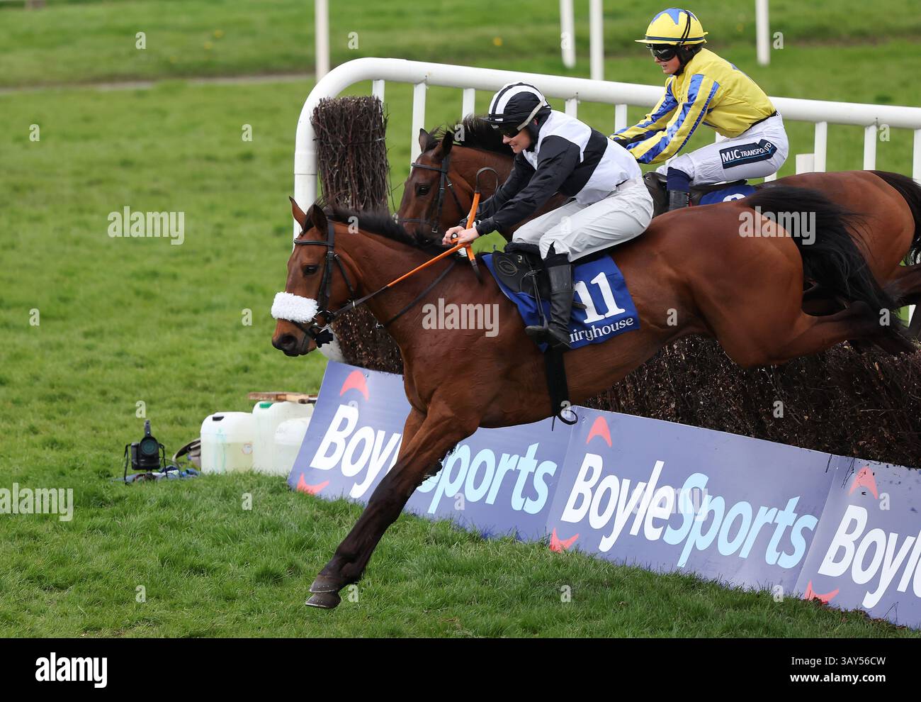 Read To Return ridden by Maxine O'Sullivan (left) on their way to ...