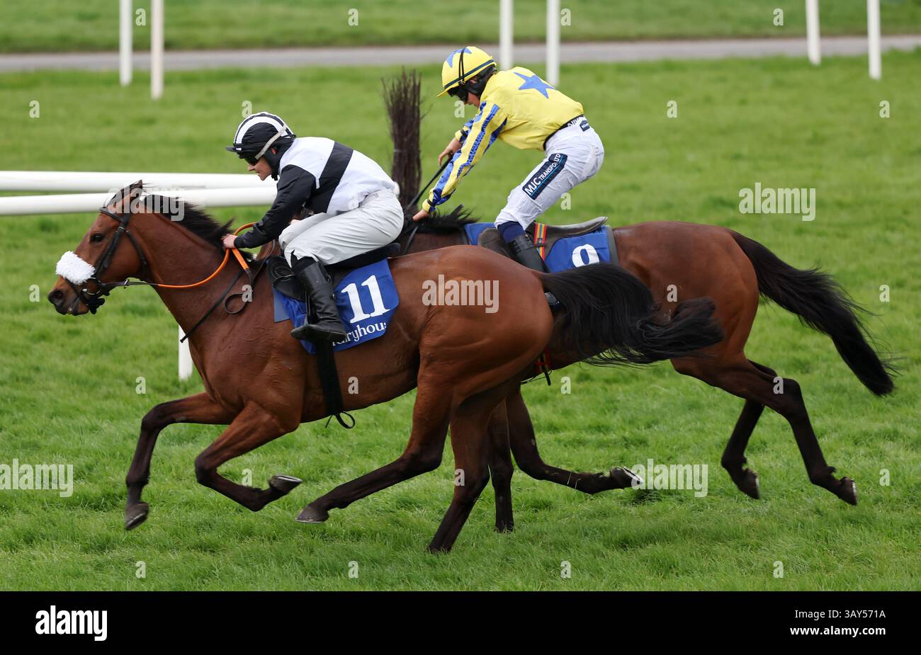 Read To Return ridden by Maxine O'Sullivan (left) on their way to ...