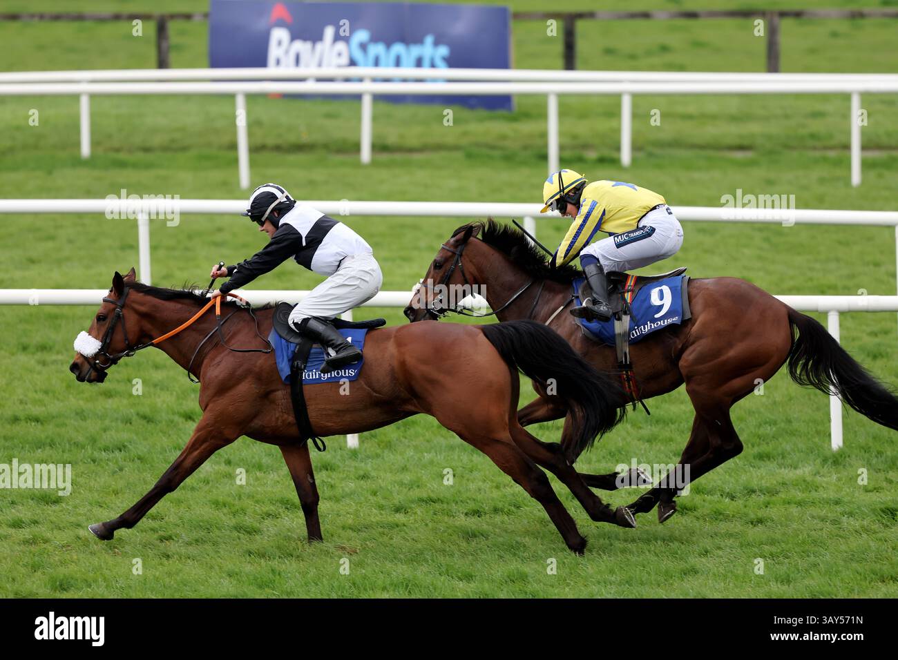 Read To Return ridden by Maxine O'Sullivan (left) on their way to ...