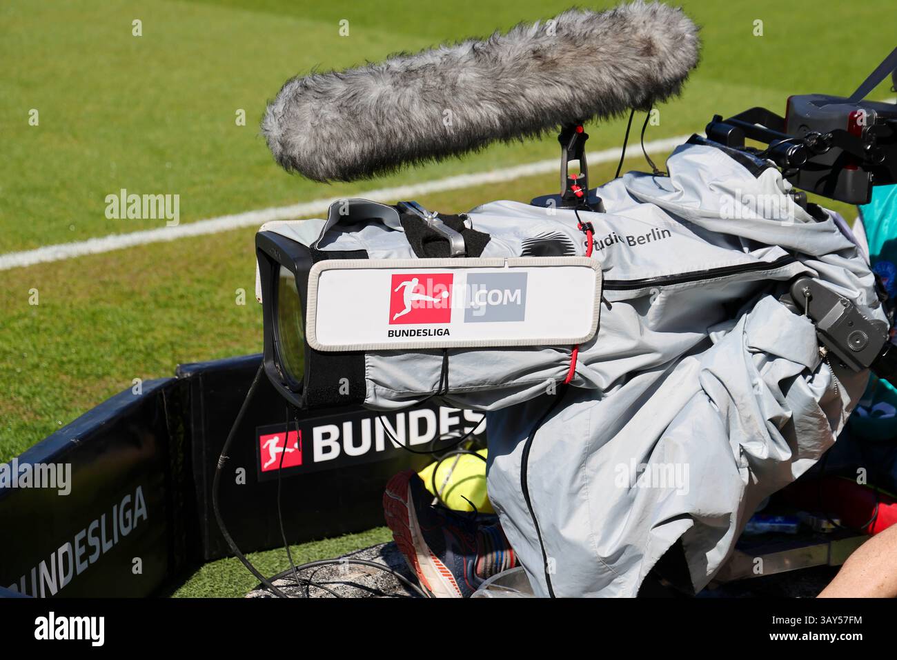12 April 2025, Schleswig-Holstein, Kiel: Soccer: Bundesliga, Holstein ...