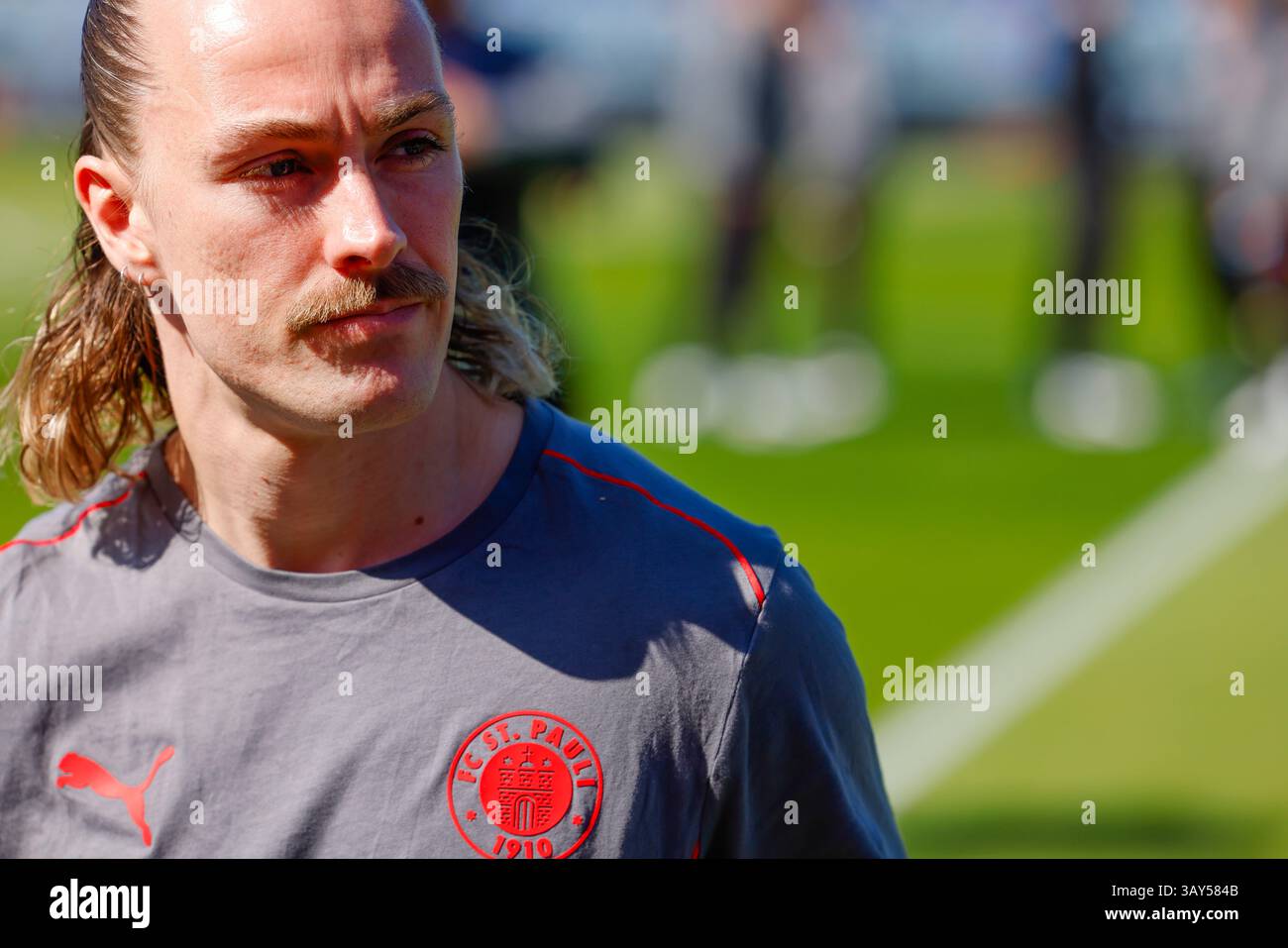 12 April 2025, Schleswig-Holstein, Kiel: Soccer: Bundesliga, Holstein ...