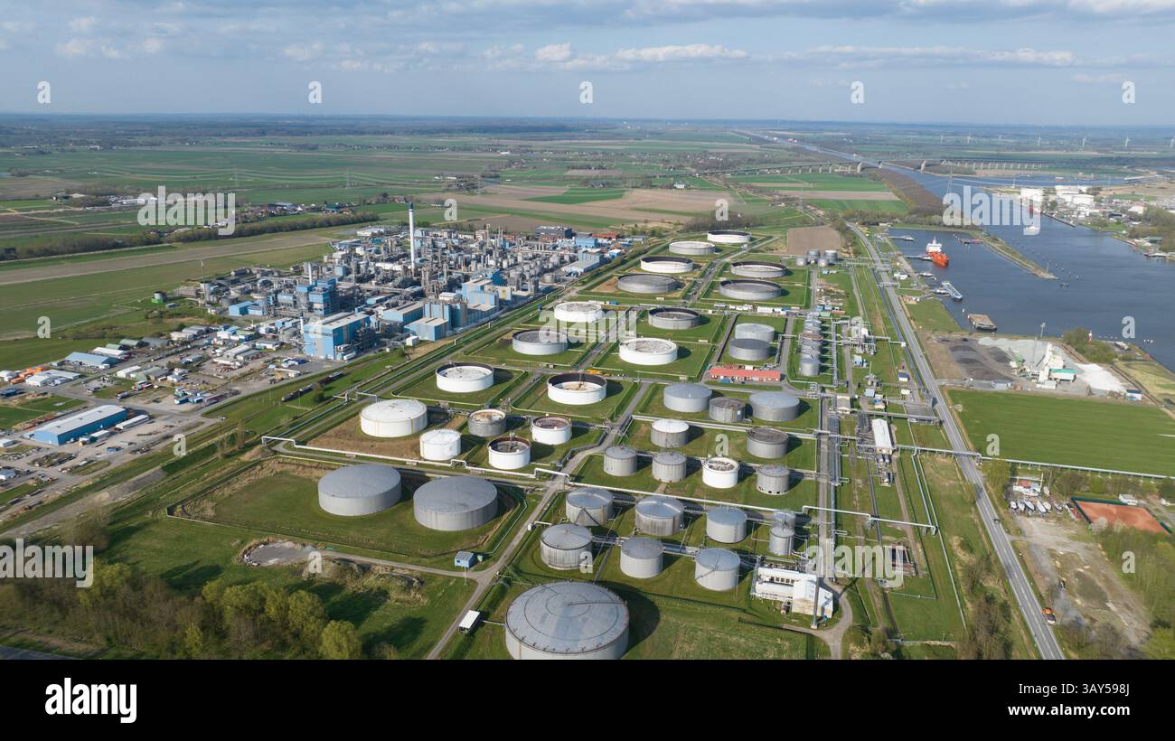 Petroleum processor chemicals company refinery hi-res stock photography ...