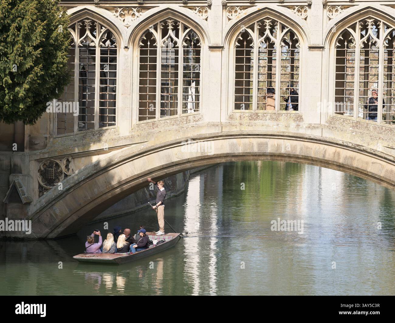 Tourist punt on the river Cam under the Bridge of Sighs at St John's ...