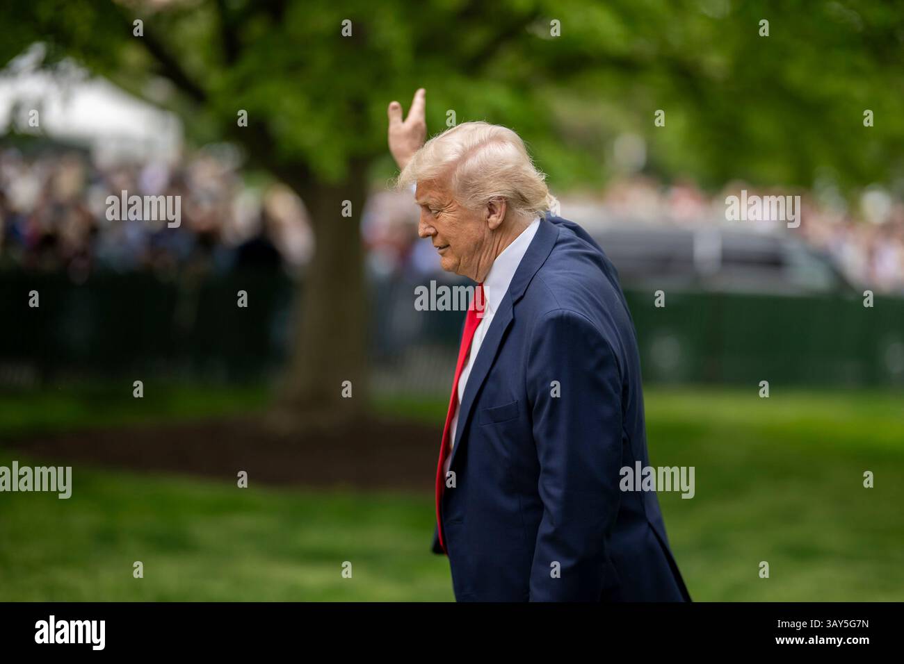 Donald trump side profile hi-res stock photography and images - Alamy