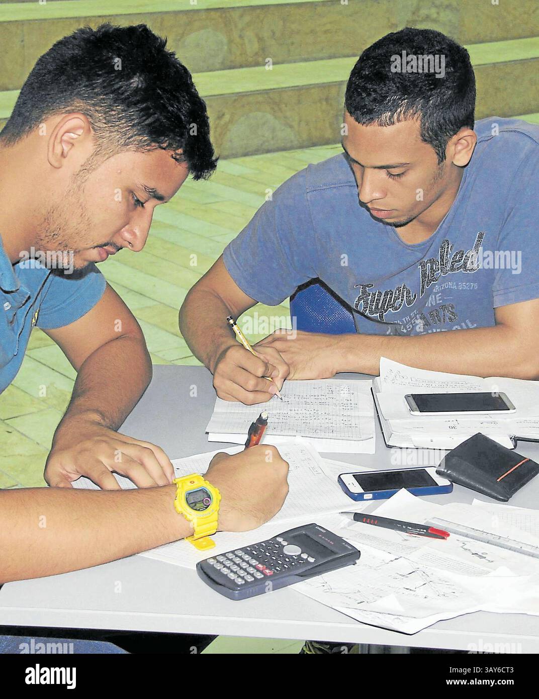 Estudiantes universitarios estudiantes hi-res stock photography and ...