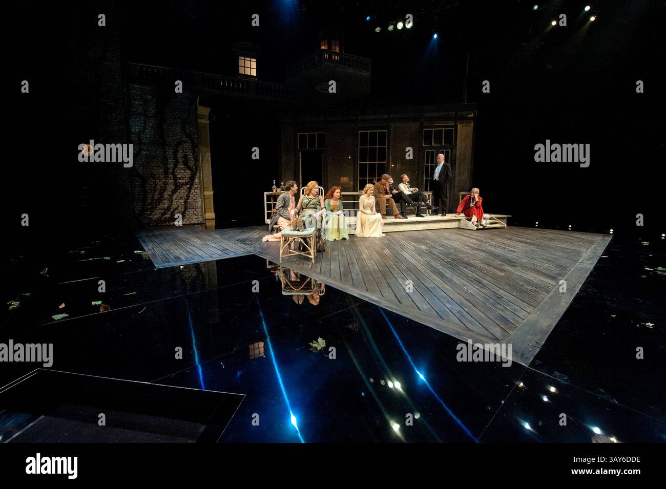 Thrust stage theatre hi-res stock photography and images - Alamy