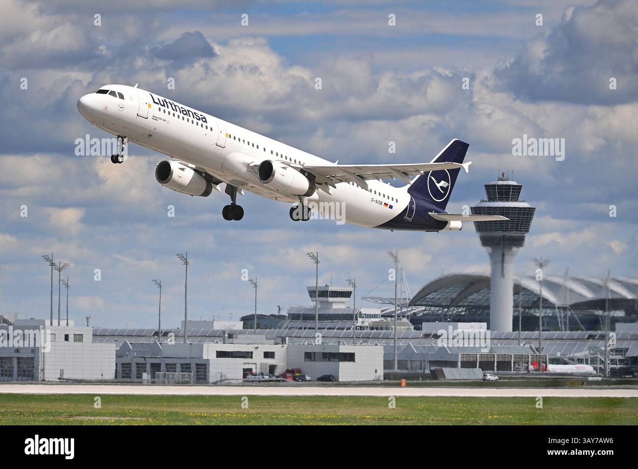 D-AISB Lufthansa Airbus A321-231 hebt ab,Start vor Tower und Terminal ...