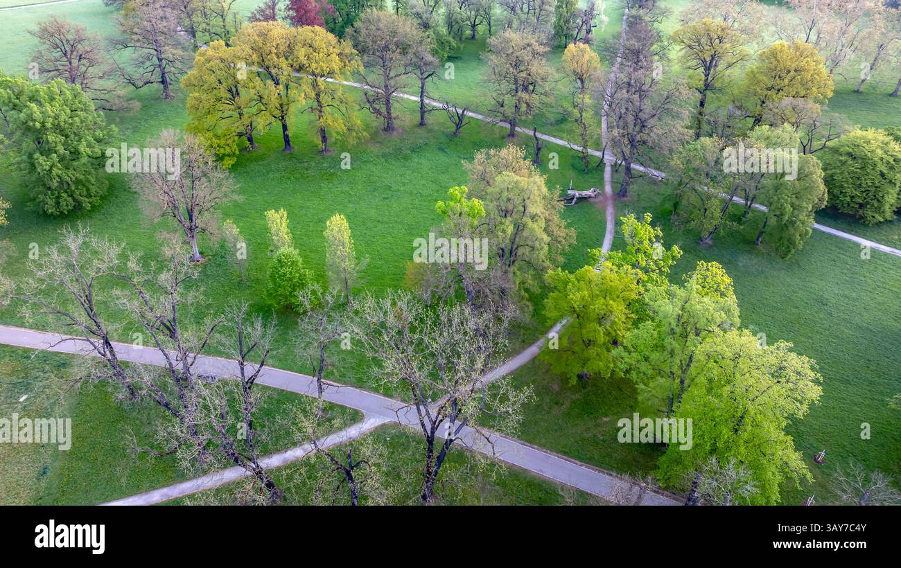 Rosensteinpark, Stadtansicht von Stuttgart. Luftaufnahme. // 20.04.2025 ...
