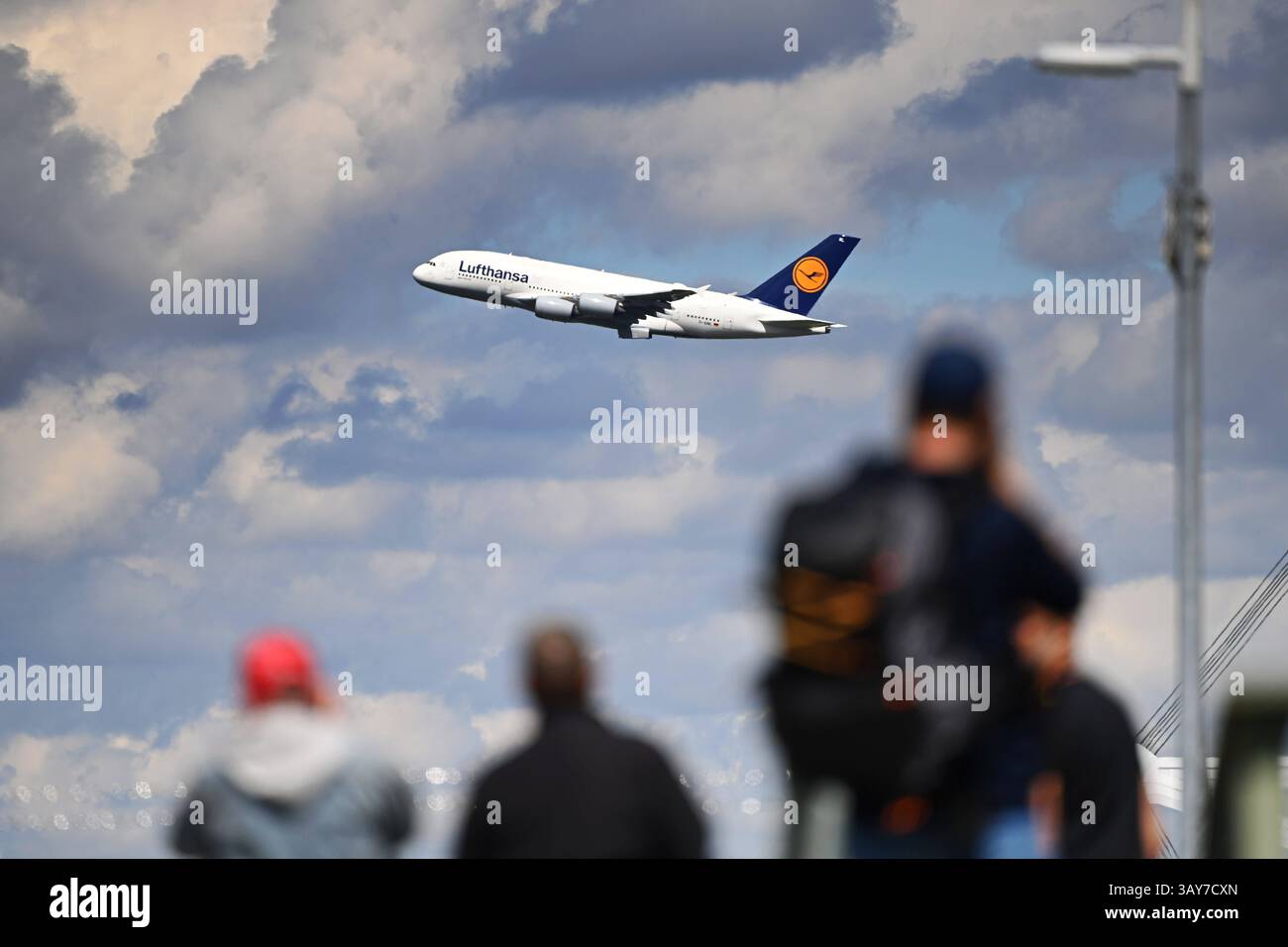 Ein Airbus A380 startet am Flughafen Franz Josef Strauss in Muenchen ...