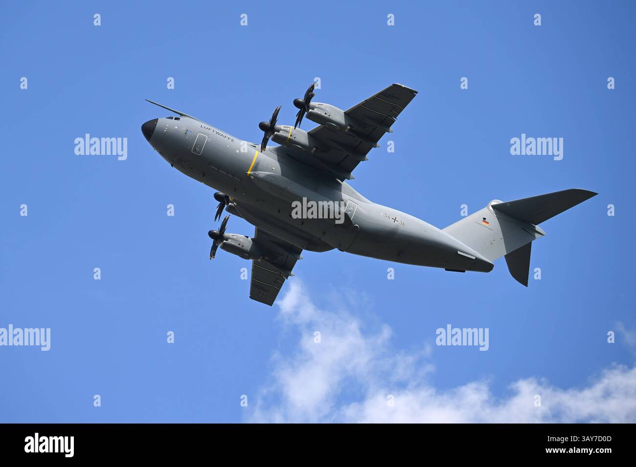 Airbus A400 M Atlas der Luftwaffe startet vom Flughafen Franz Josef ...