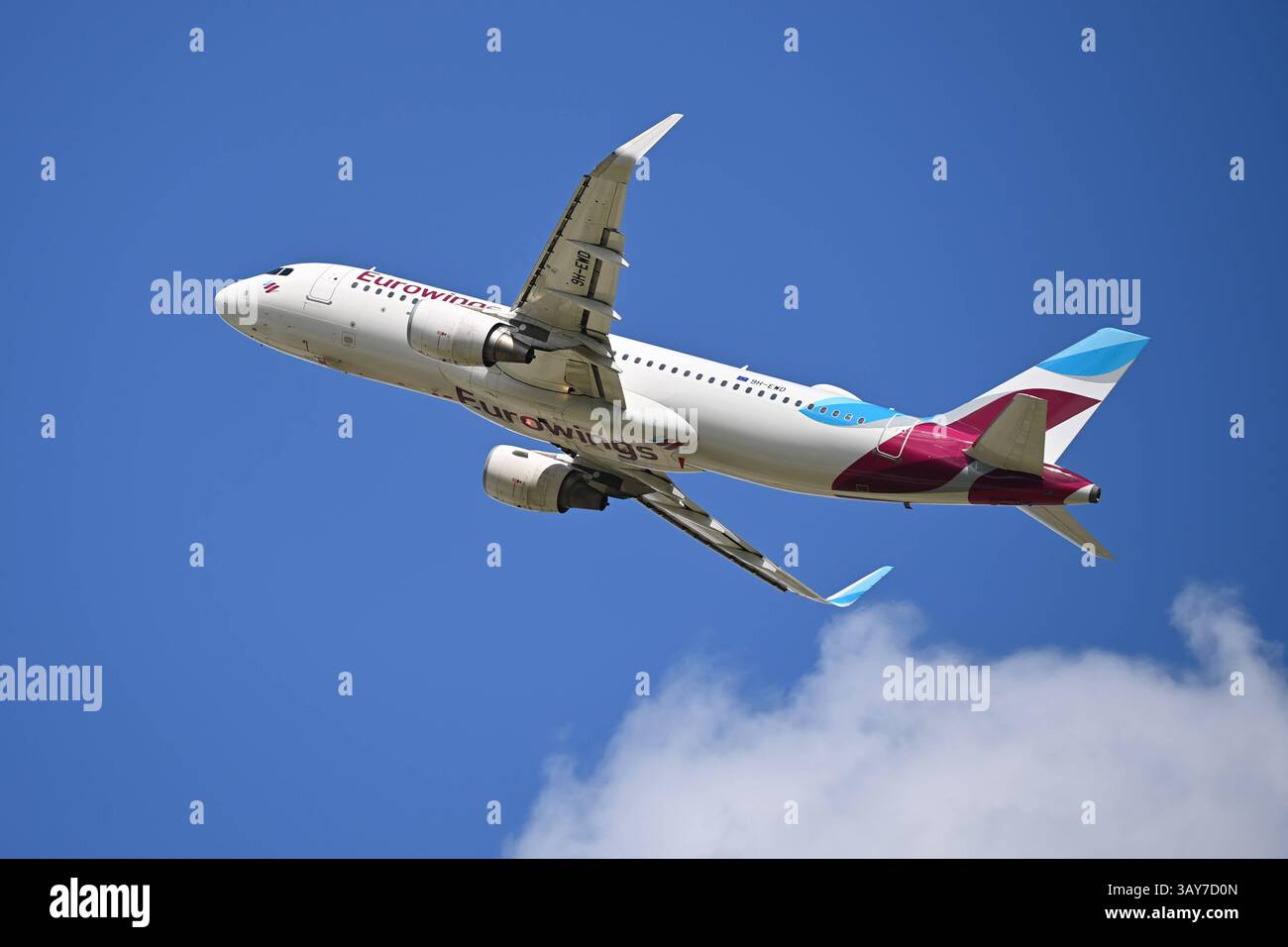 9H-EWD - Airbus A320-214 - Eurowings hebt ab,Start. Passagier Jets am ...