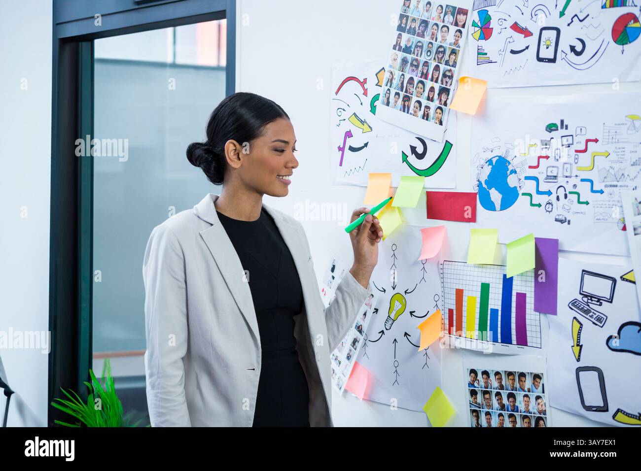 Woman placing sticky note hi-res stock photography and images - Alamy
