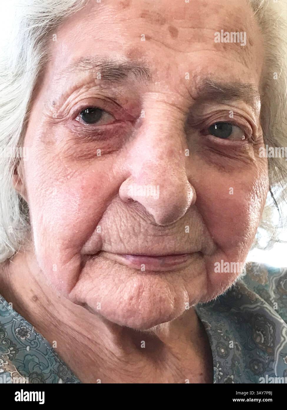Portrait old lady head hi-res stock photography and images - Alamy