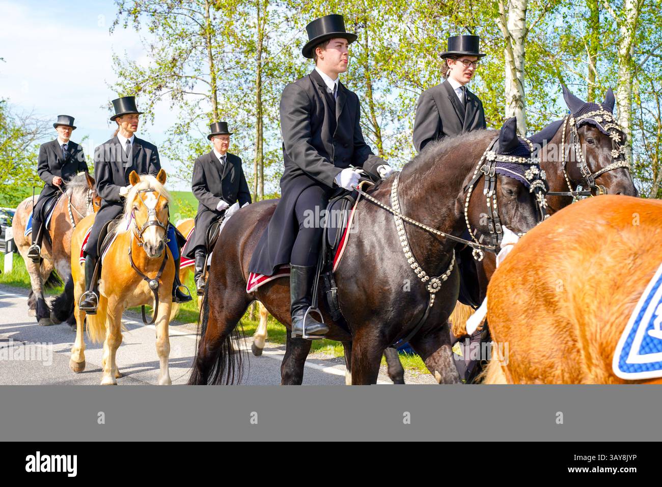 Radibor - Sorbischer Brauch: Osterreiter verkünden Auferstehung 20.04. ...