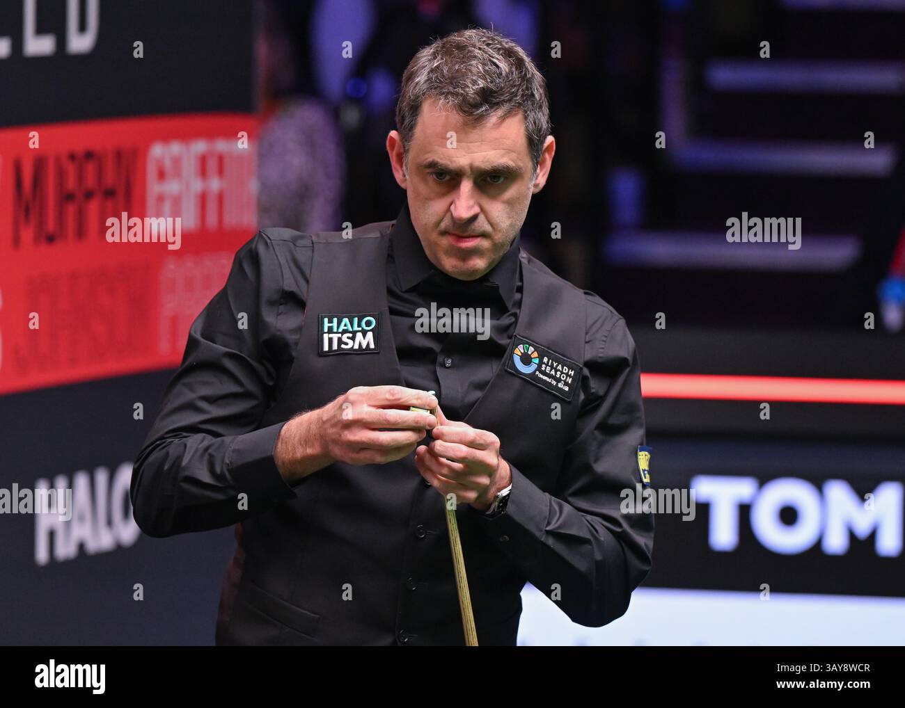 Sheffield, UK. 22nd Apr, 2025. Ronnie O'Sullivan chalks his cue during ...
