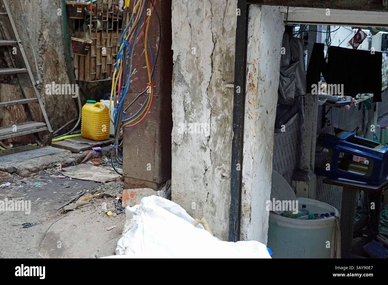 housing area at the dharavi slum in mumbai in india Stock Photo - Alamy