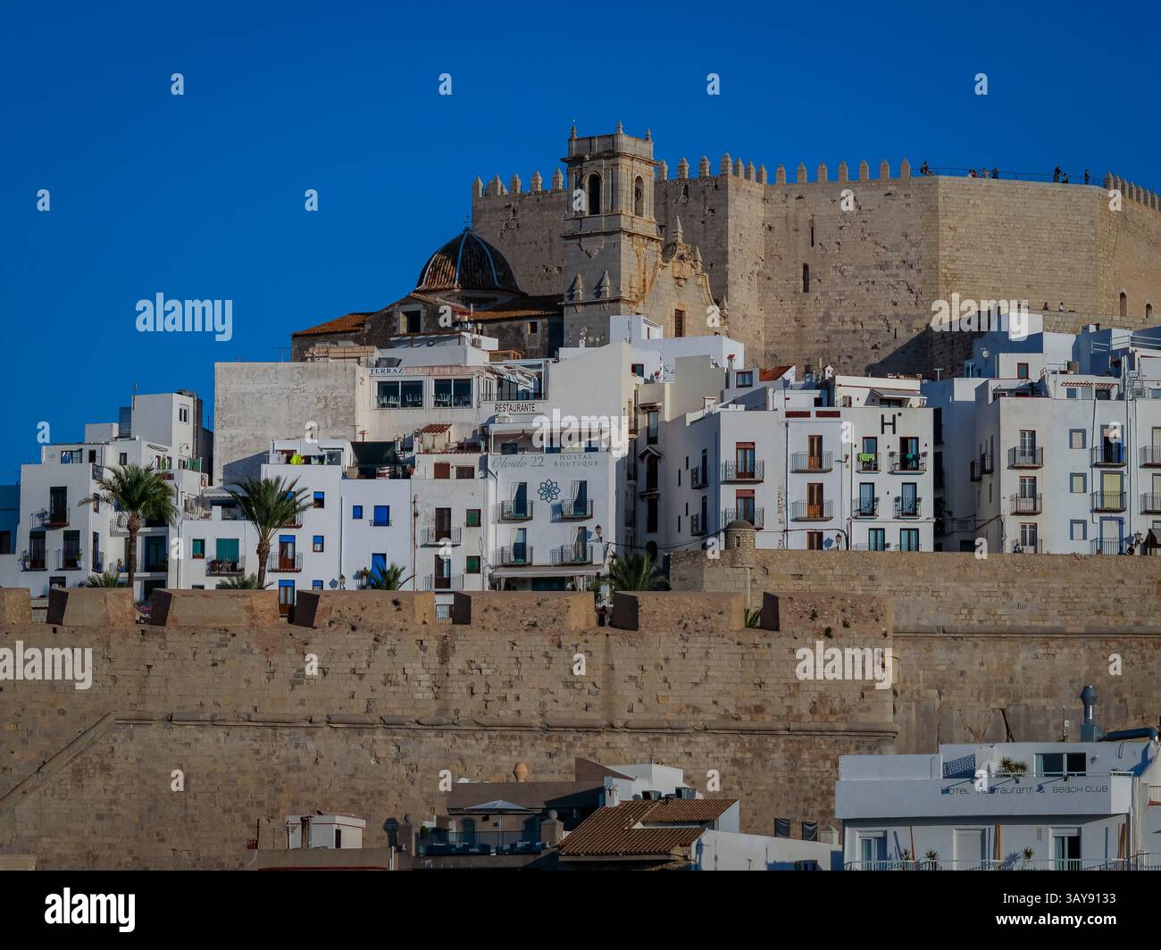 A captivating view of the imposing Peniscola Castle (Castillo del Papa ...