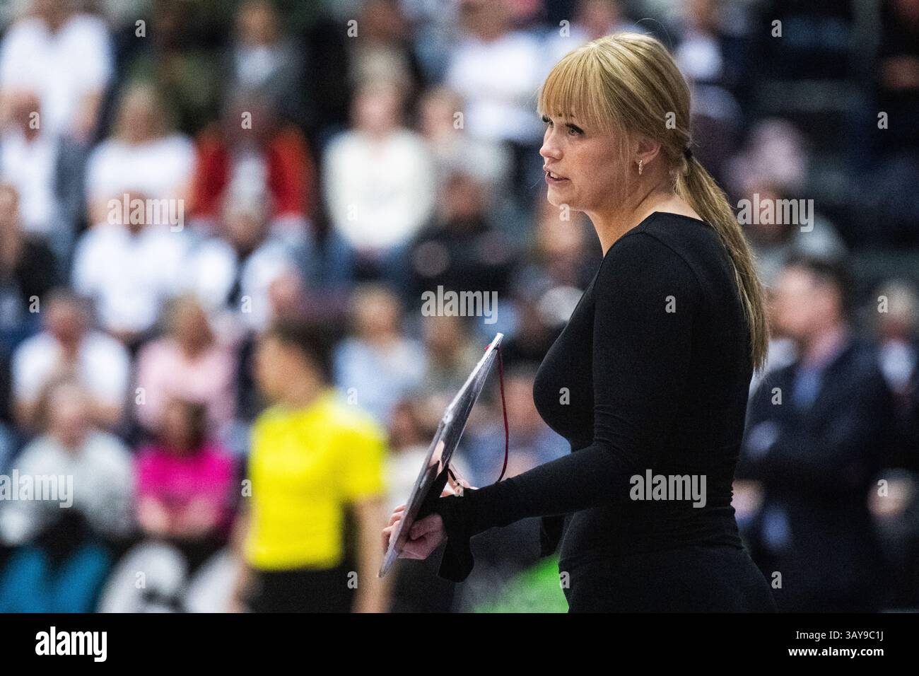 250422 Högsbos tränare Alva Stark under final ett i damernas SBL mellan ...