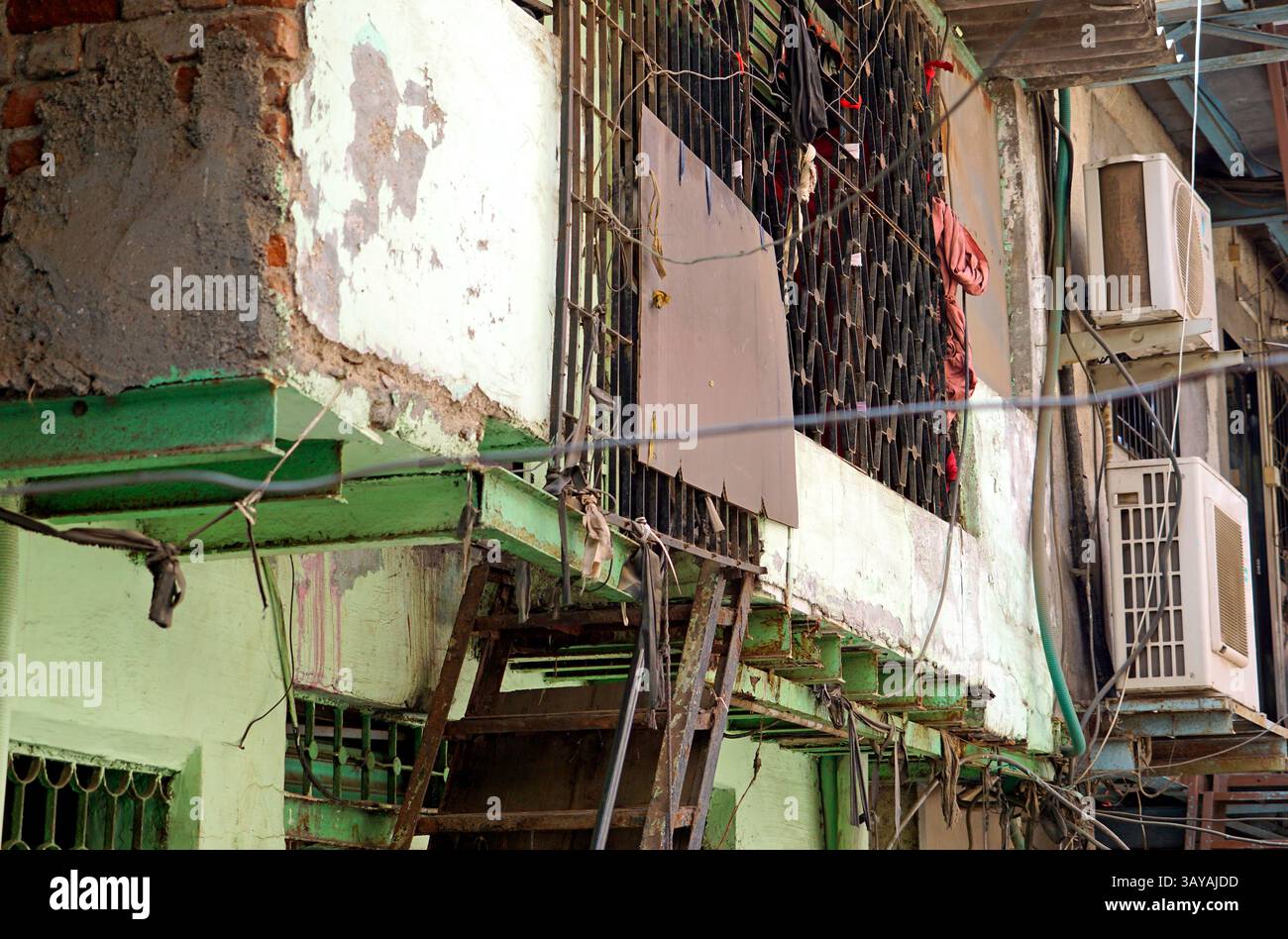 housing area at the dharavi slum in mumbai in india Stock Photo - Alamy