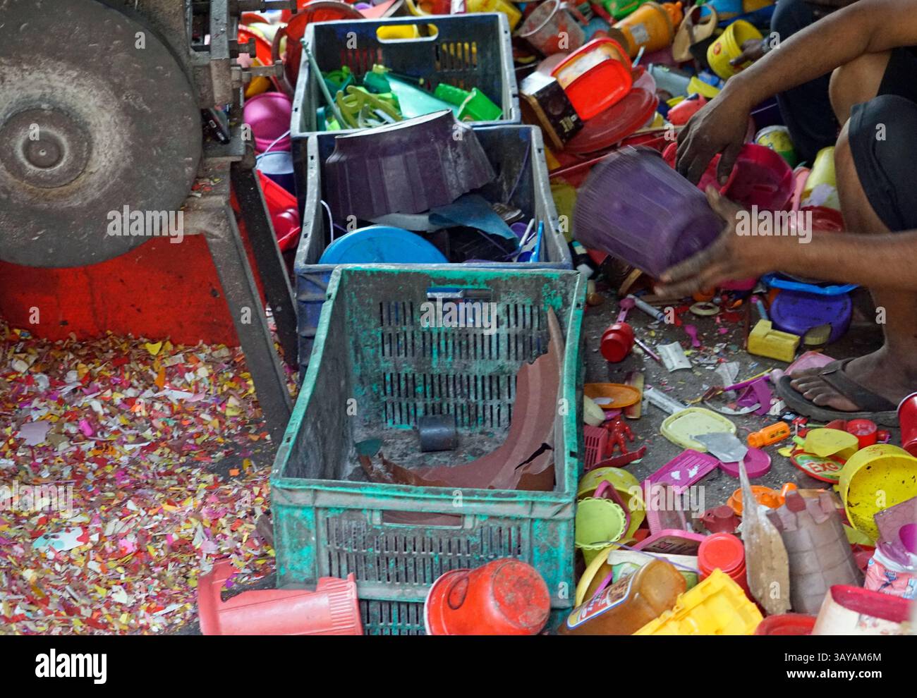 plastic recycling at the dharavi slum in mumbai in india Stock Photo ...