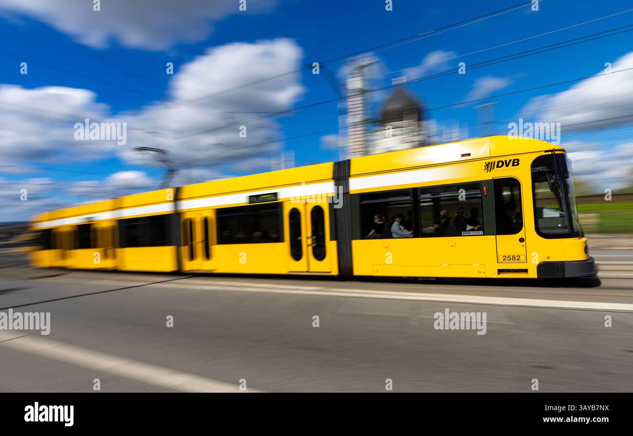 21.04.2025, Deutschland, Sachsen, Dresden, auf dem Foto eine gelbe ...