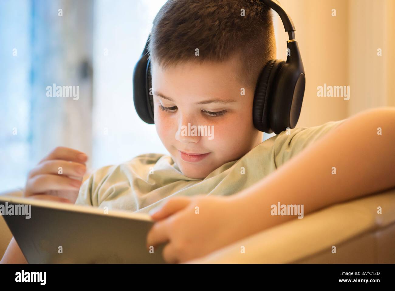 Kid hand tablet computer hi-res stock photography and images - Alamy