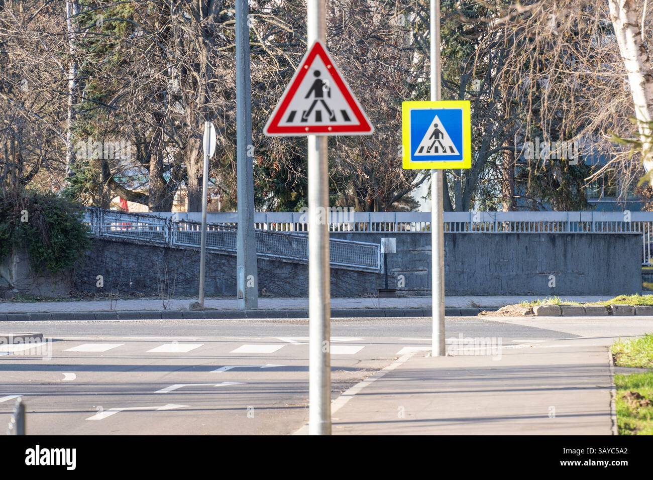 Traffic sign pedestrian walkway hi-res stock photography and images - Alamy
