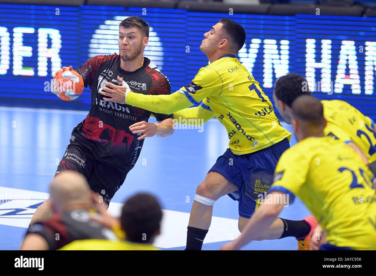 Elvar Oern Jonsson (MT Melsungen #19) (am Ball), Julen Mugica Santiago (Bidasoa Irun, #19 ...